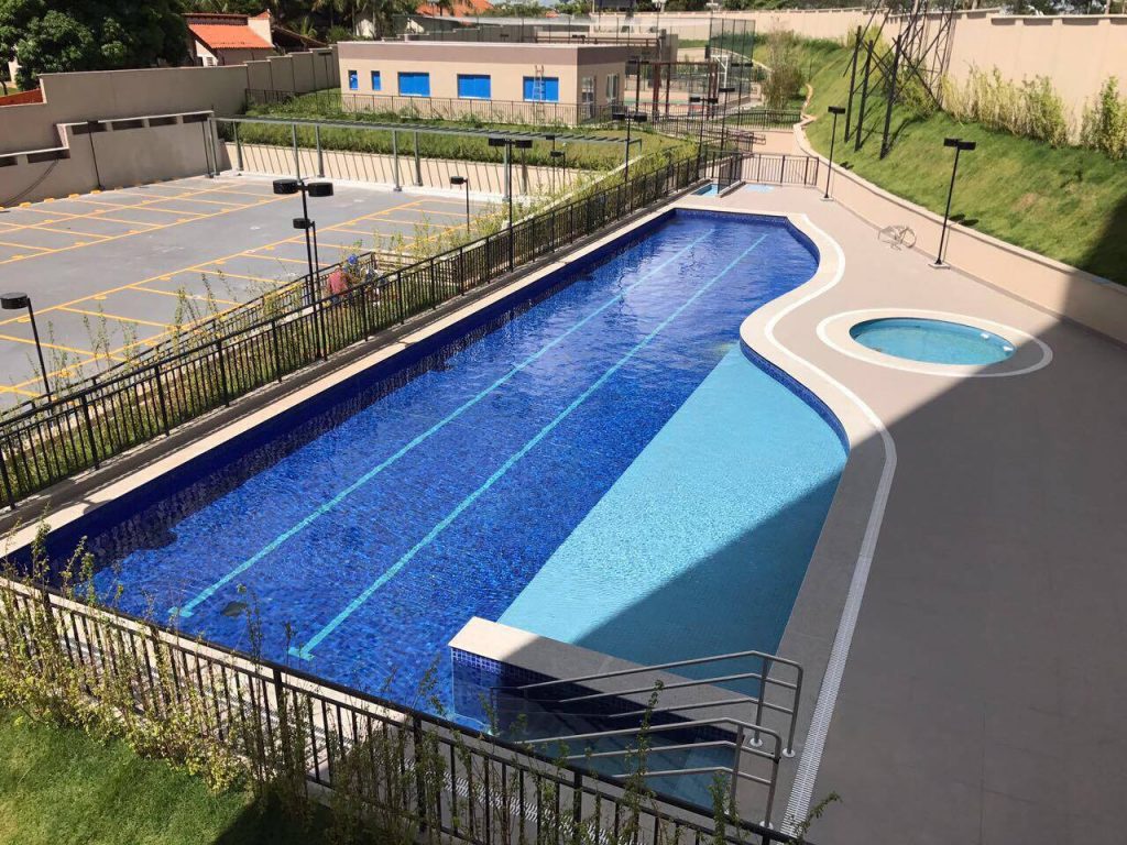 Piscina em concreto armado com prainha,raia e escada.Projetos ...